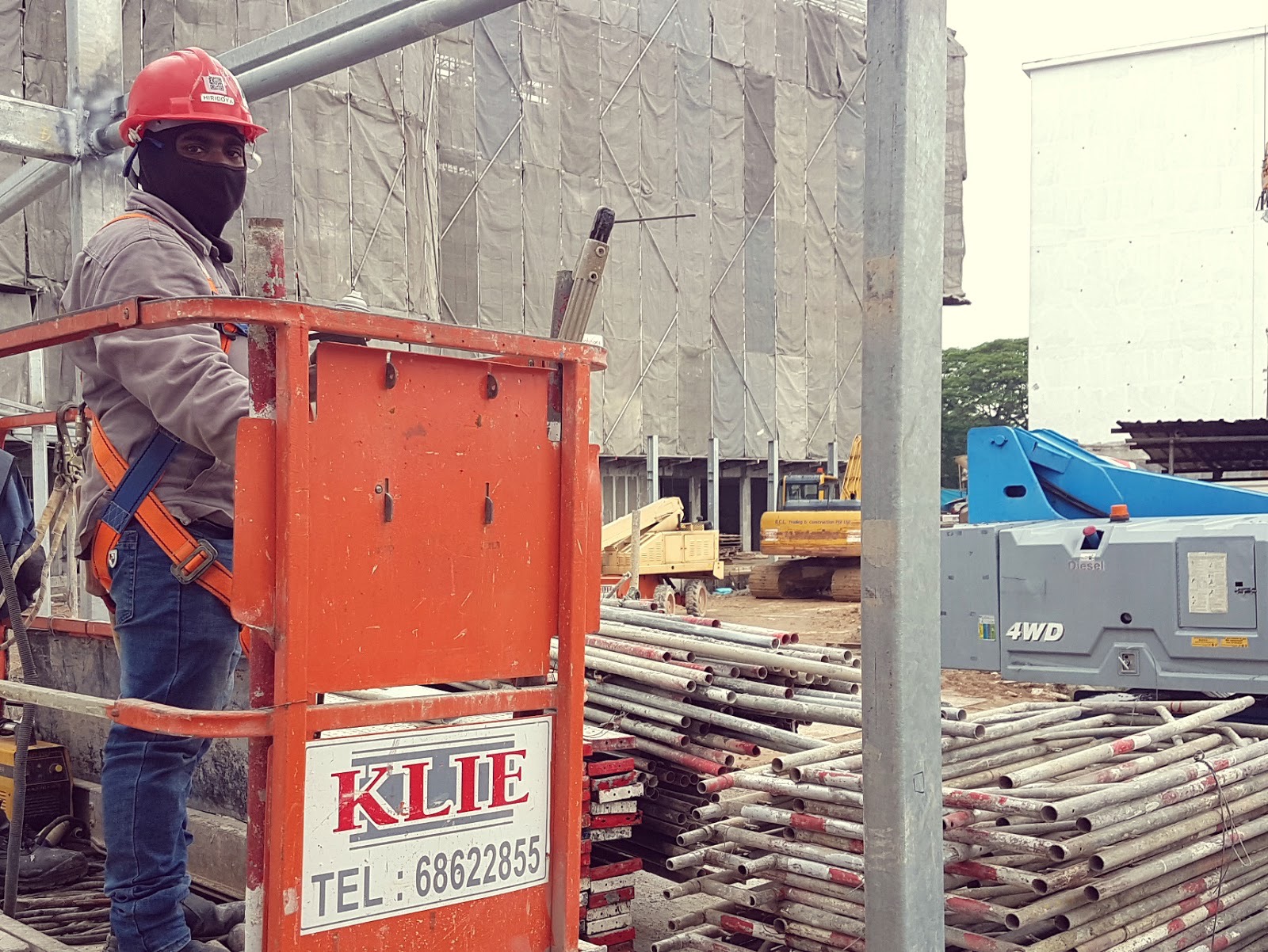 From Red to Yellow: What Do Different Construction Worker Helmets Mean?