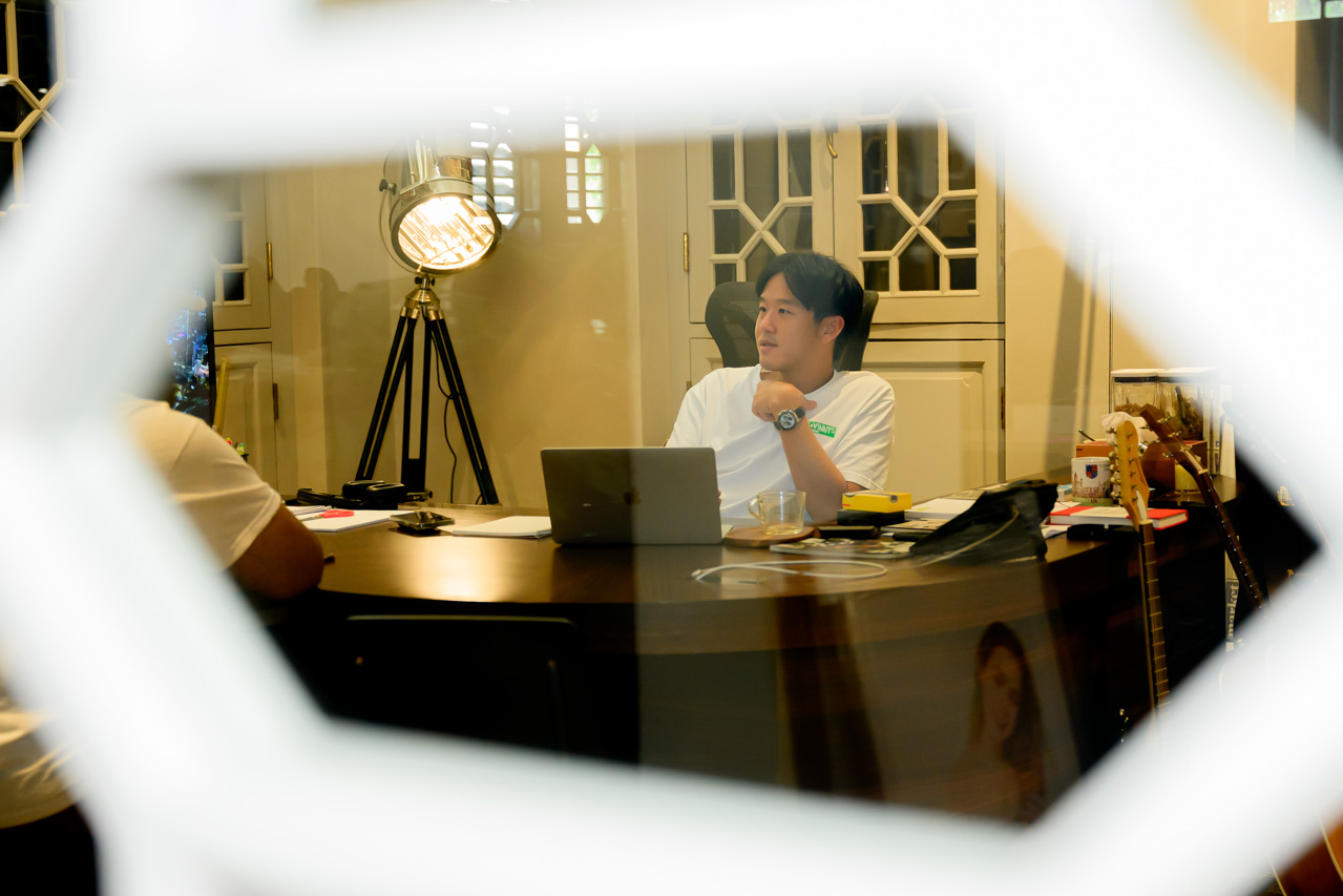 A Press-Shy Music Mogul Tries to Talk About Himself